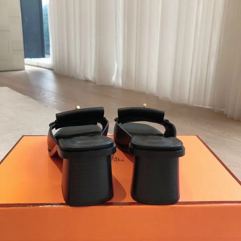 Low-cost Hermes Slippers