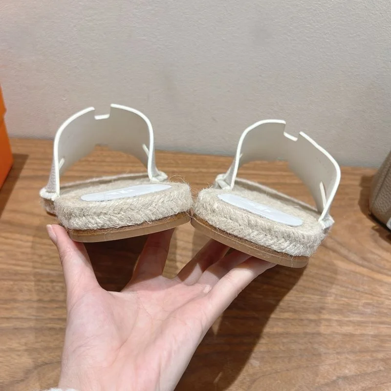 Low-cost Hermes Slippers