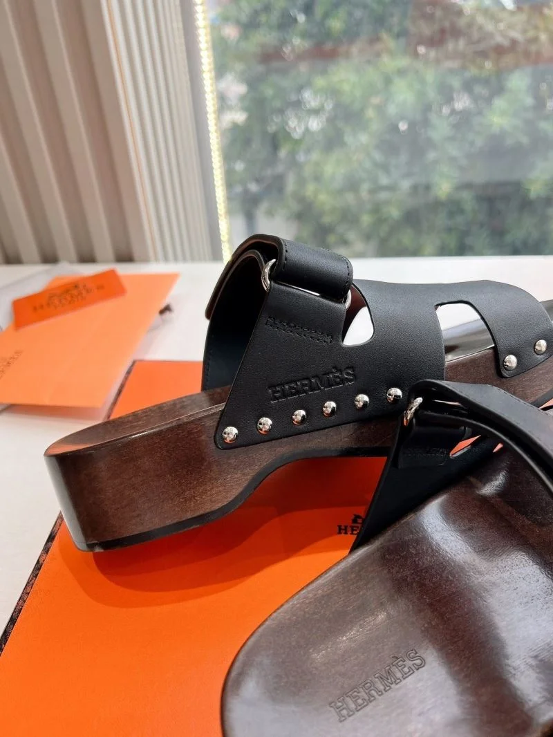 Low-cost Hermes Slippers