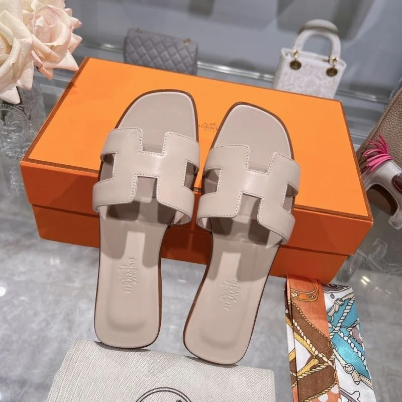 Low-cost Hermes Slippers