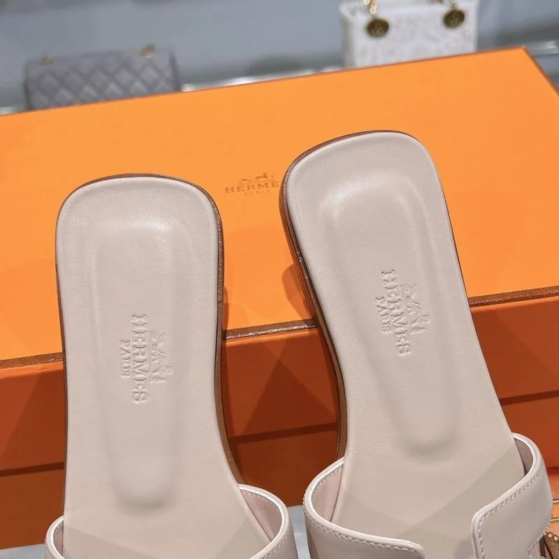 Low-cost Hermes Slippers