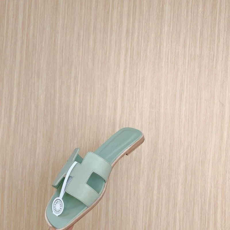 Low-cost Hermes Slippers