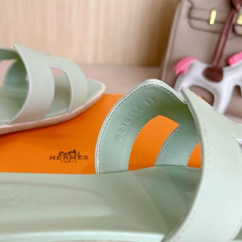 Low-cost Hermes Slippers