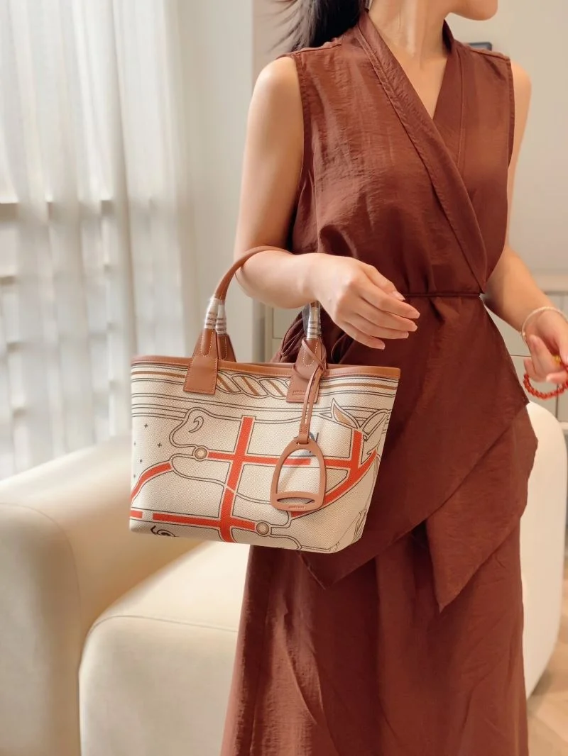 Accurate model Hermes Steeple Bags