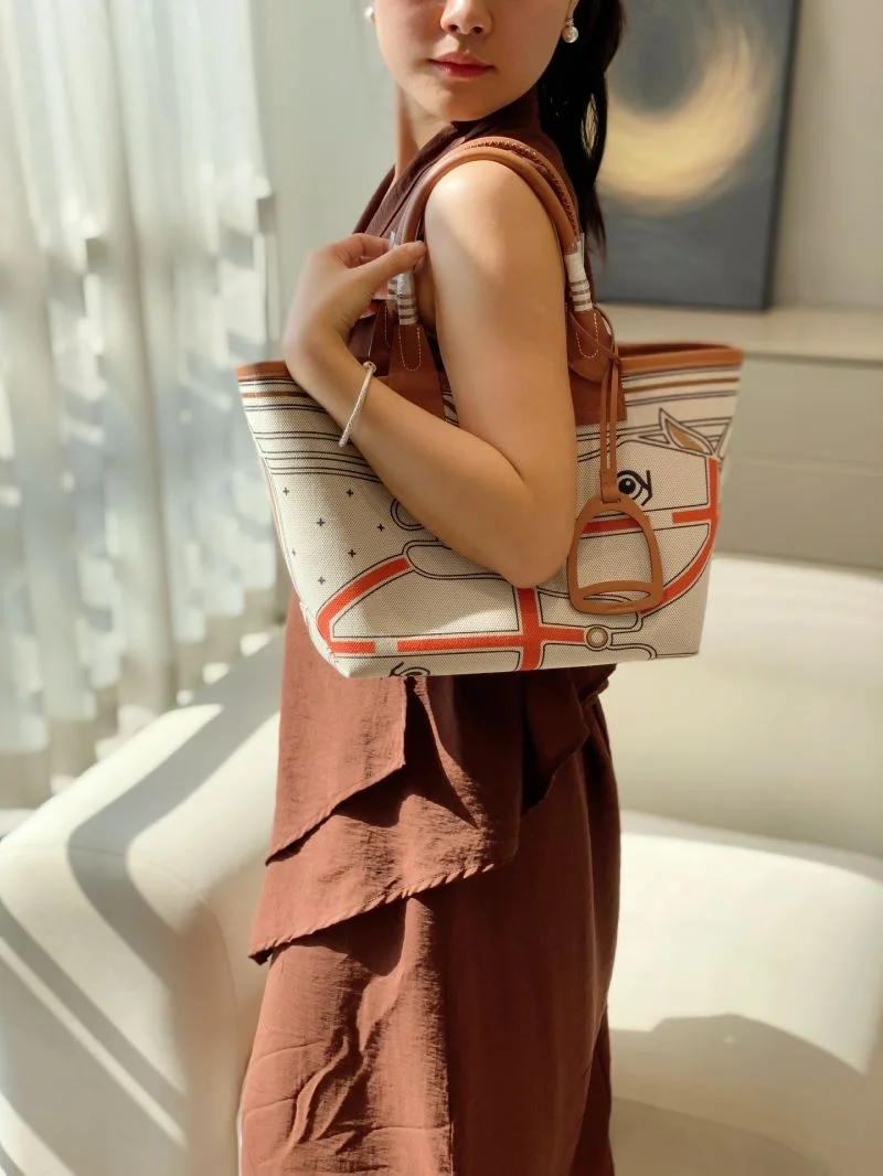Accurate model Hermes Steeple Bags
