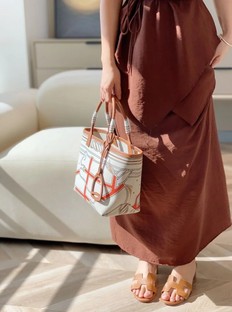 Accurate model Hermes Steeple Bags