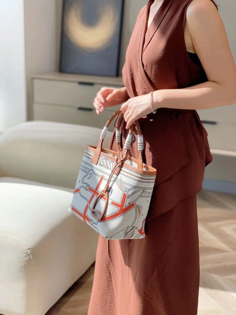 Accurate model Hermes Steeple Bags