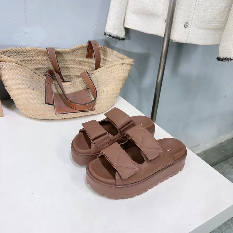 Low-cost Inuikii Sandals
