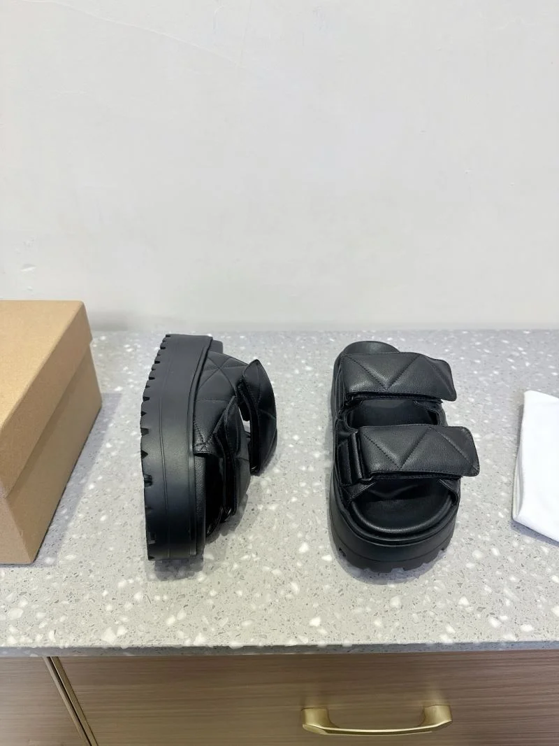 Indistinguishable Inuikii Sandals
