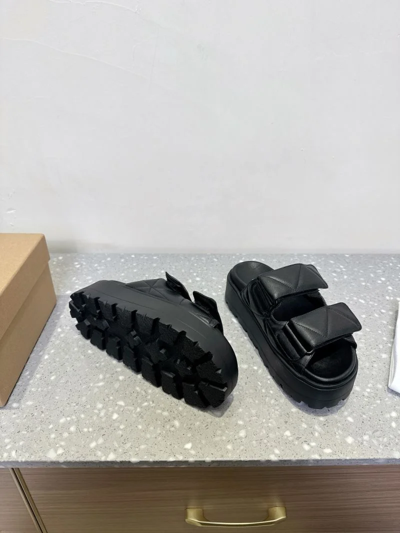 Indistinguishable Inuikii Sandals
