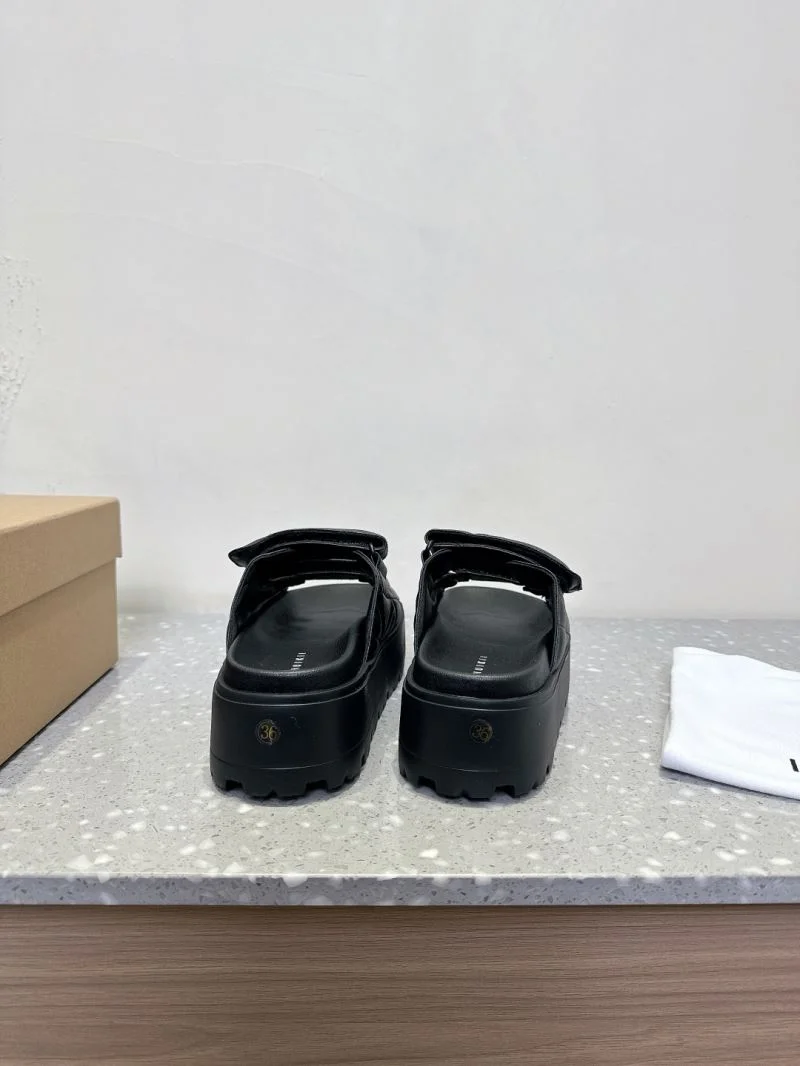 Indistinguishable Inuikii Sandals