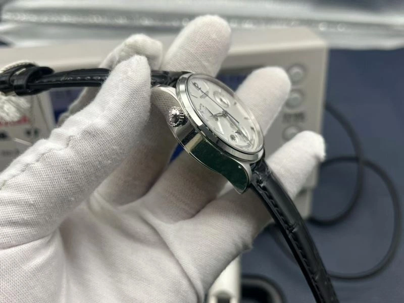 Indistinguishable JAEGER-LECOULTRE Watches