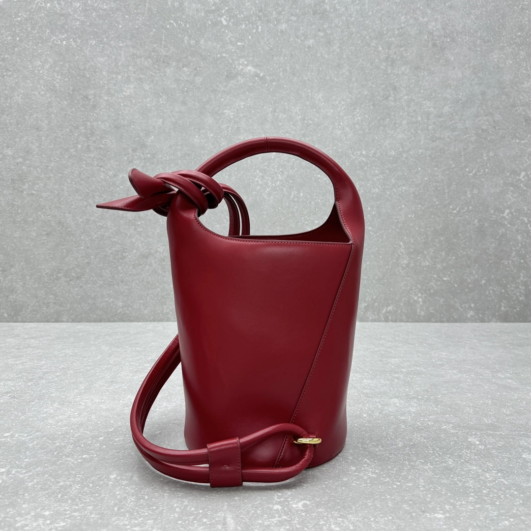 Top match Jacquemus Bucket Bags