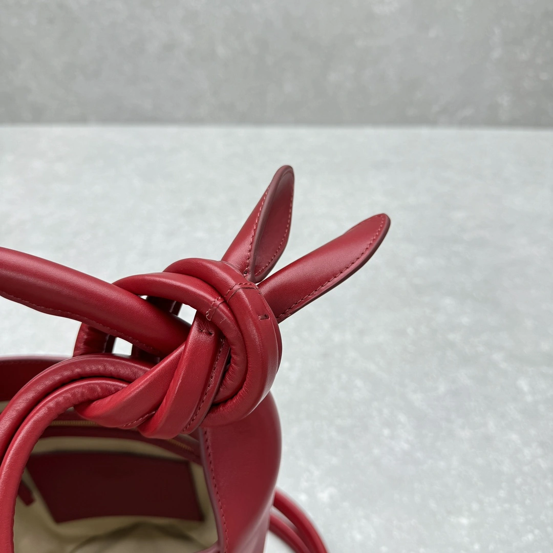Top match Jacquemus Bucket Bags