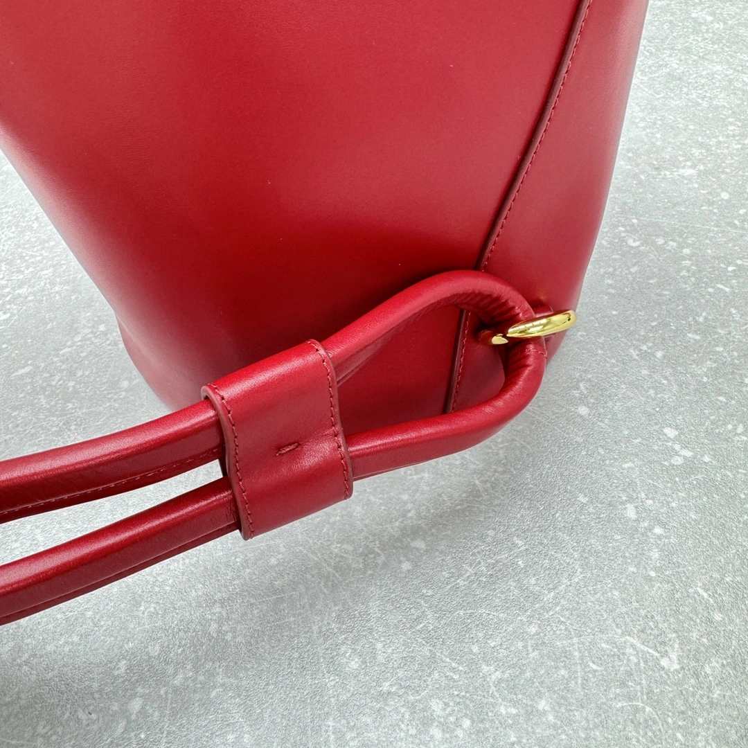 Top match Jacquemus Bucket Bags