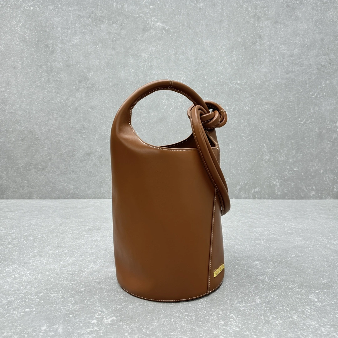 Accurate model Jacquemus Bucket Bags