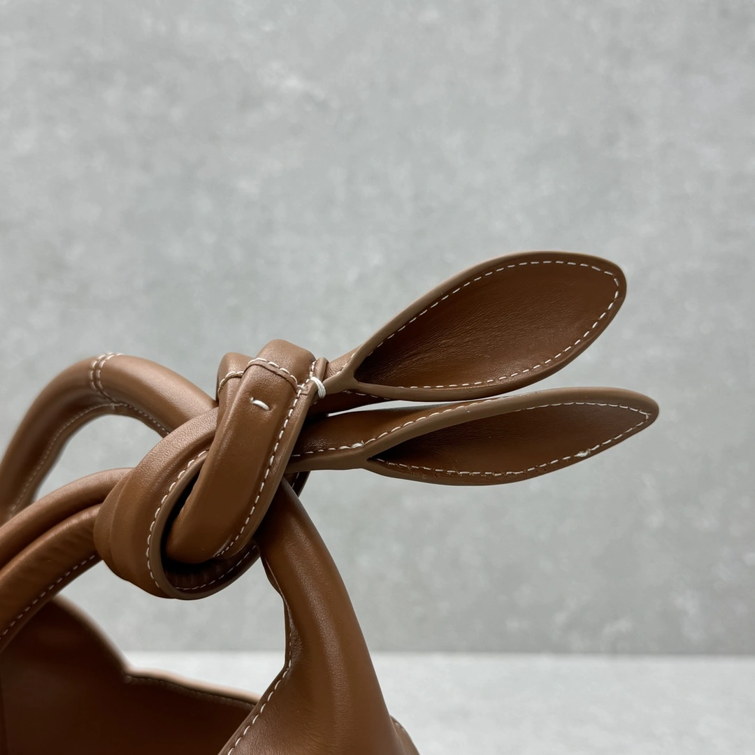 Accurate model Jacquemus Bucket Bags