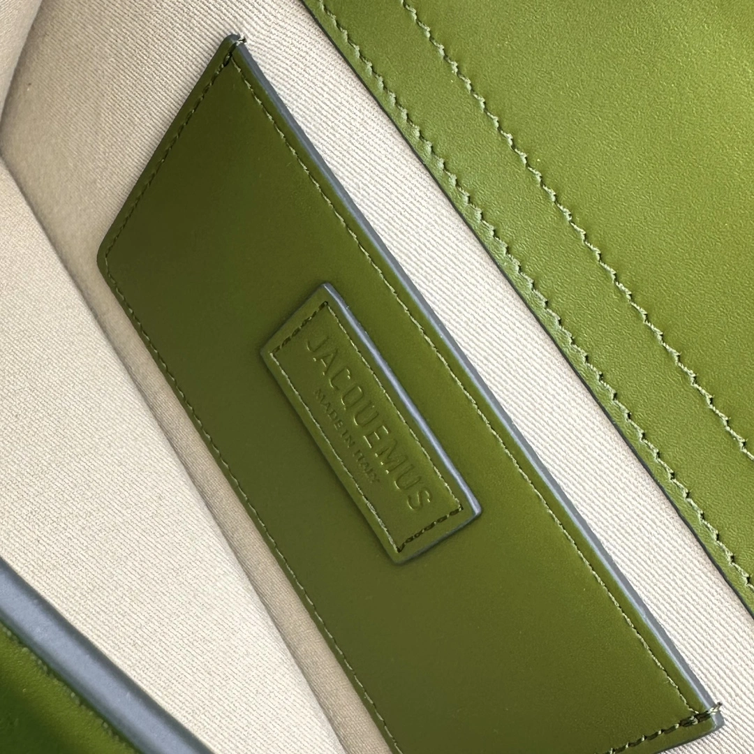 Top match Jacquemus Satchel Bags