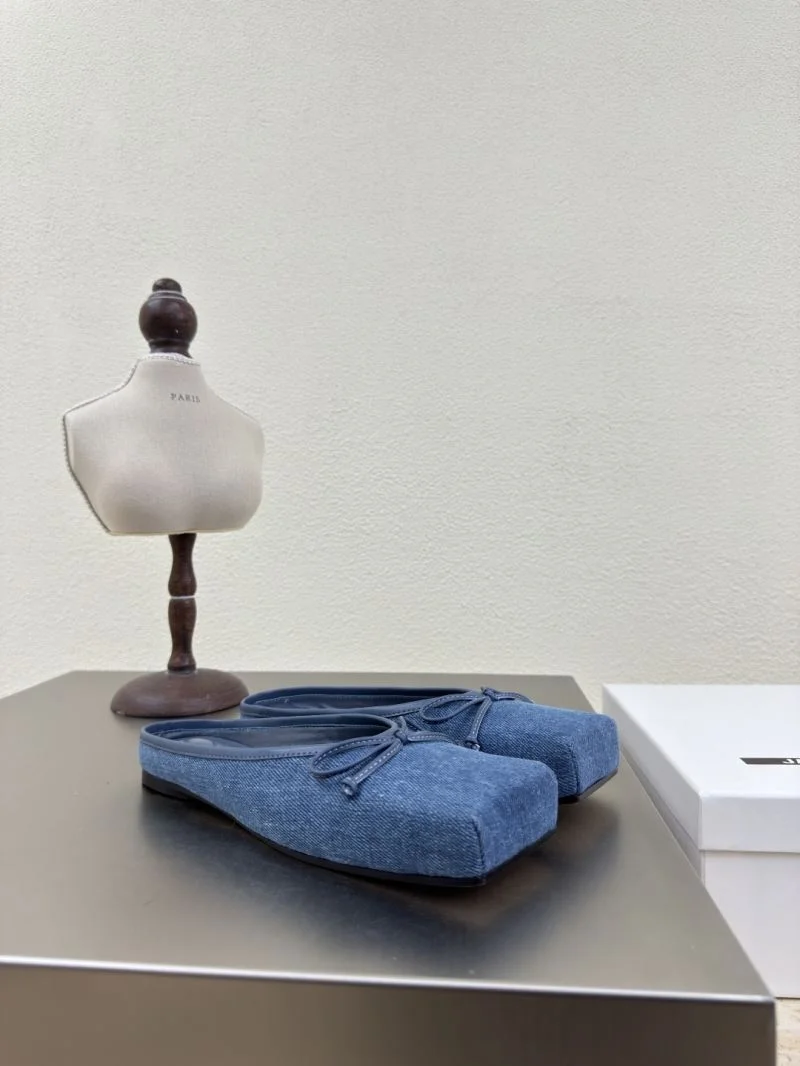 Low-cost Jacques Sandals