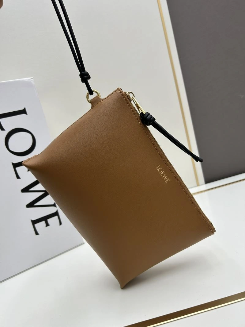 Low-cost Loewe Clutch Bags