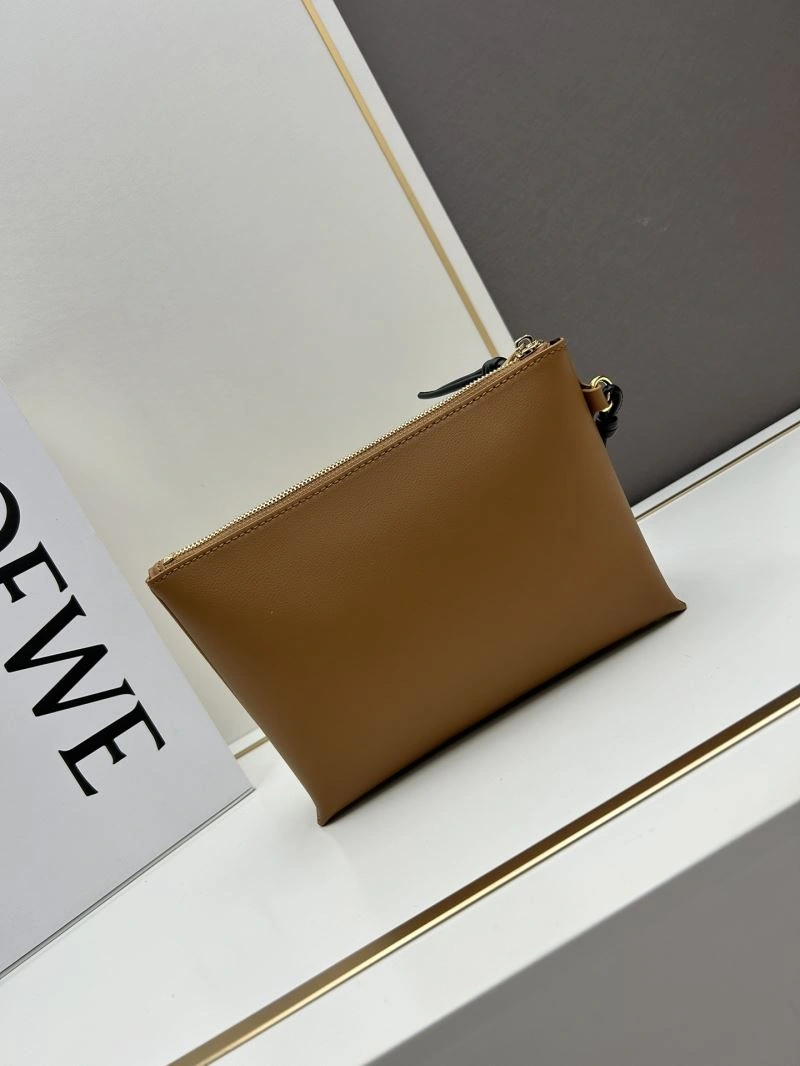 Low-cost Loewe Clutch Bags