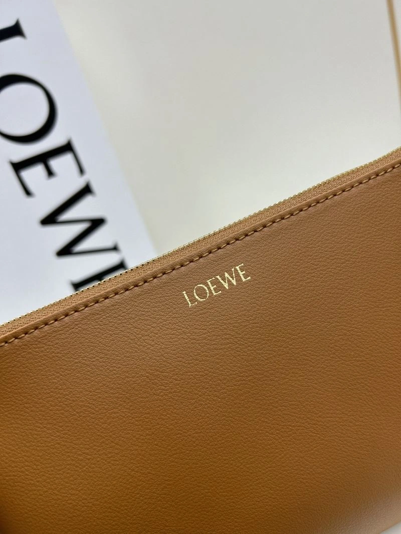 Low-cost Loewe Clutch Bags