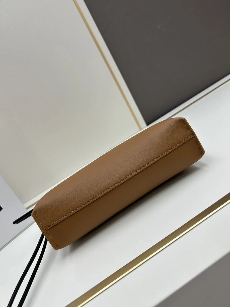 Low-cost Loewe Clutch Bags