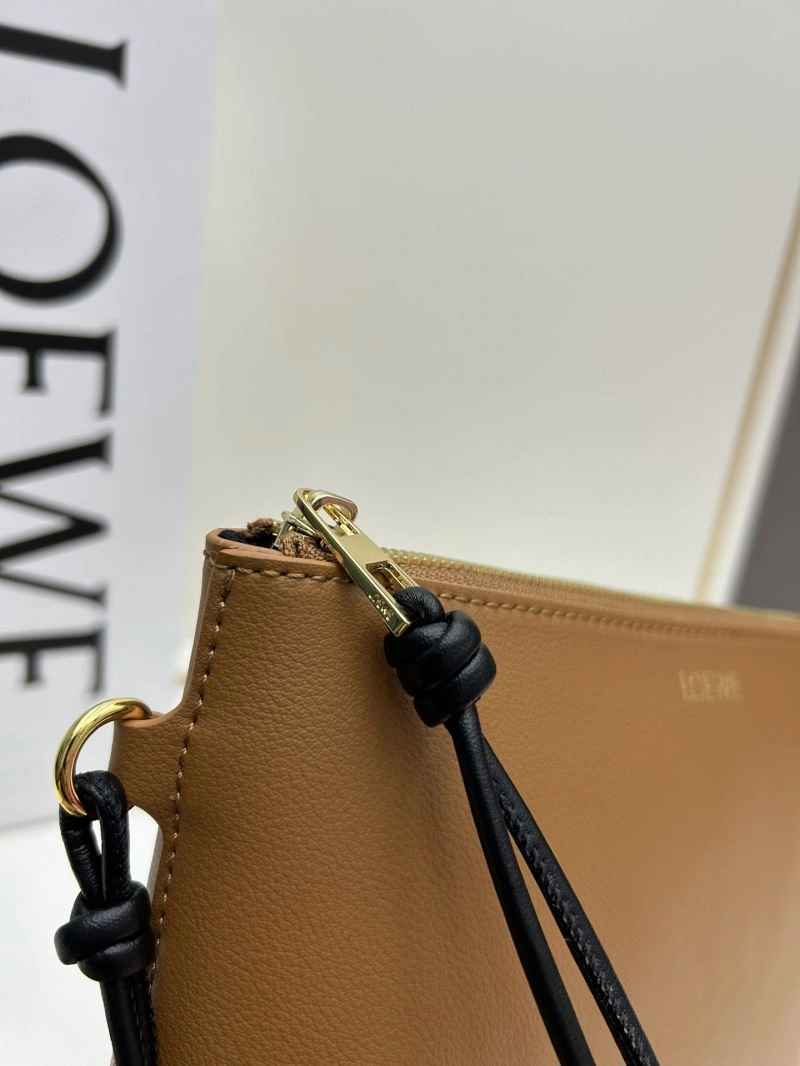 Low-cost Loewe Clutch Bags