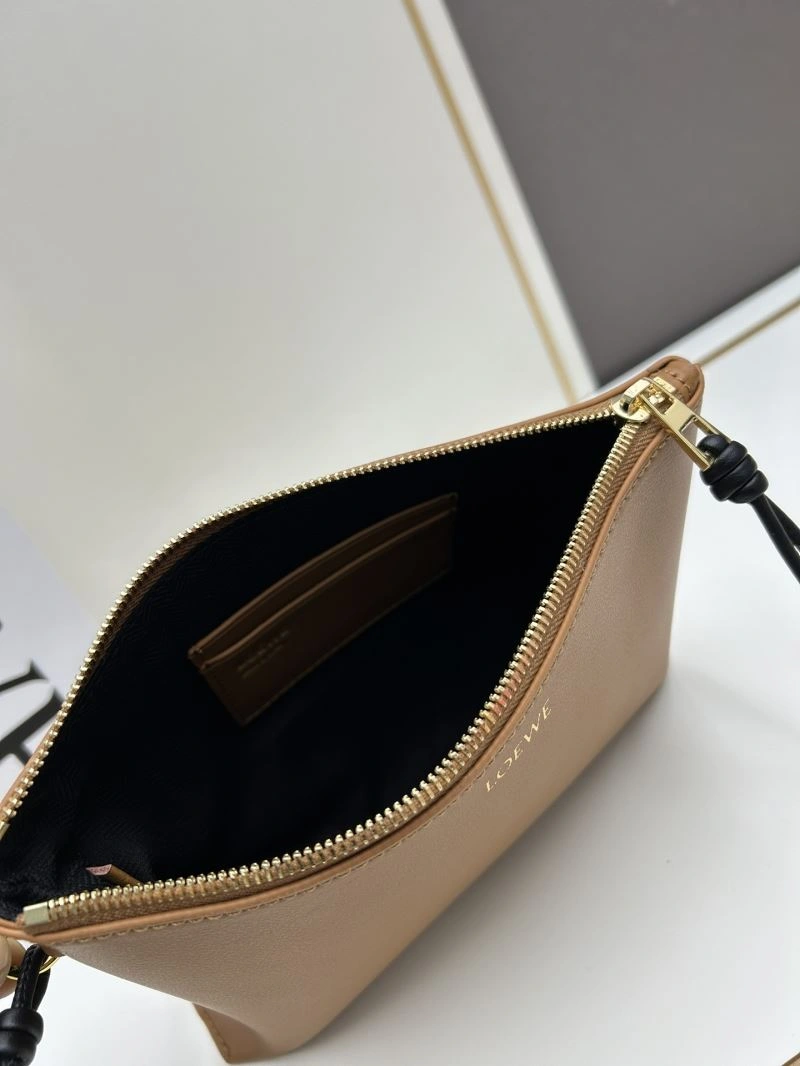 Low-cost Loewe Clutch Bags