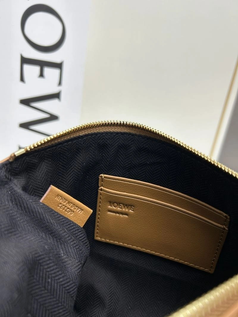 Low-cost Loewe Clutch Bags