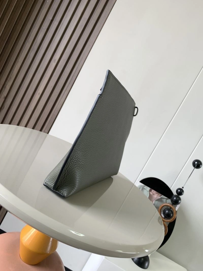 Low-cost Loewe Clutch Bags