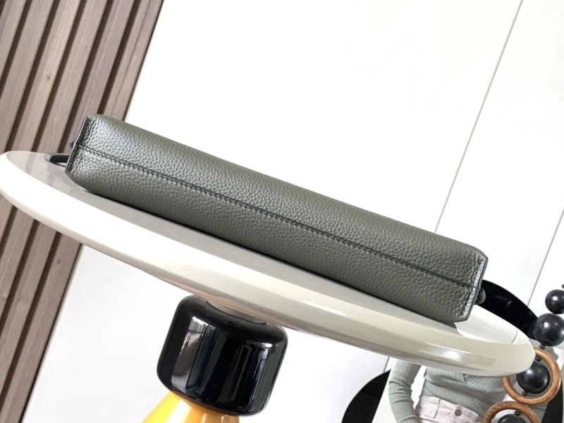 Low-cost Loewe Clutch Bags