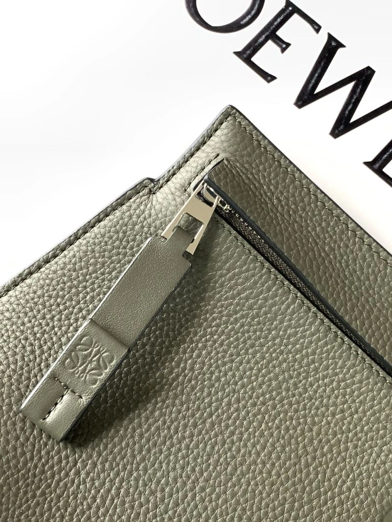 Low-cost Loewe Clutch Bags
