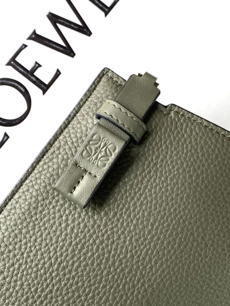Low-cost Loewe Clutch Bags