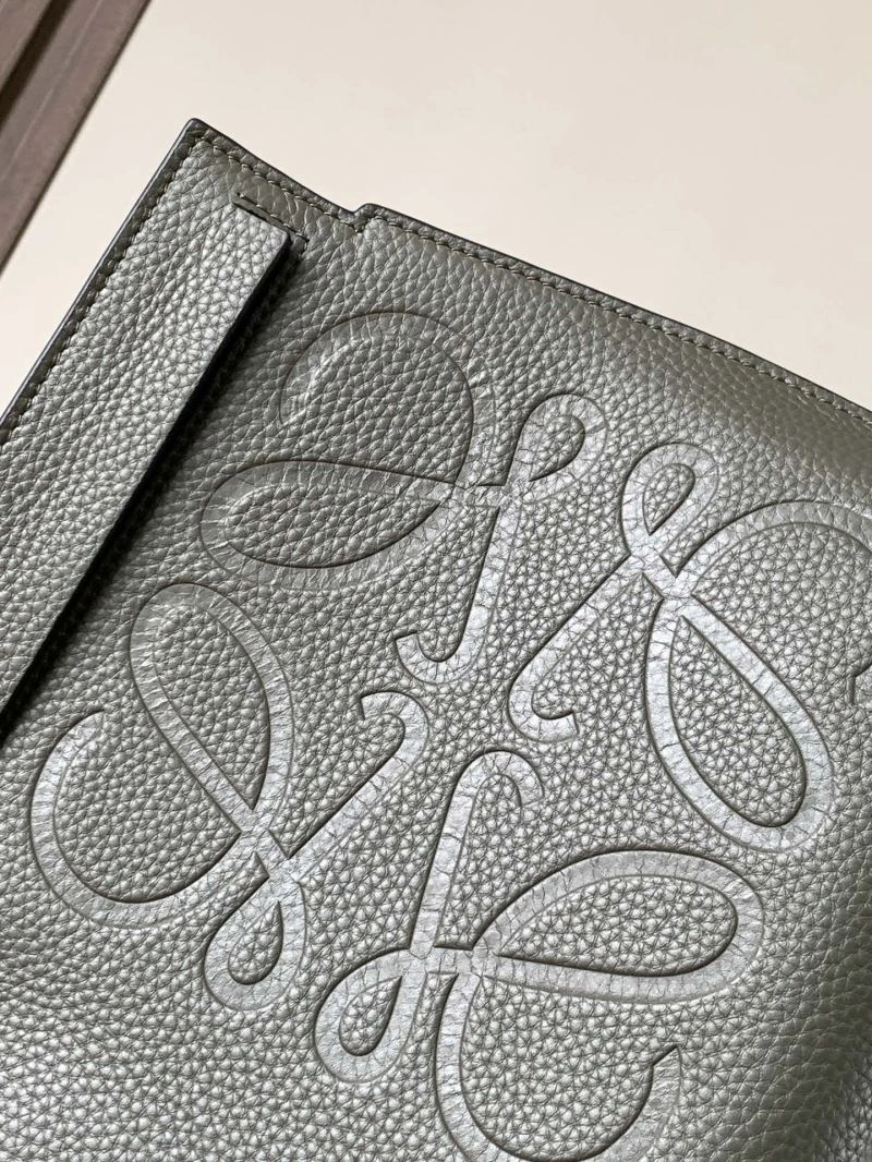 Low-cost Loewe Clutch Bags