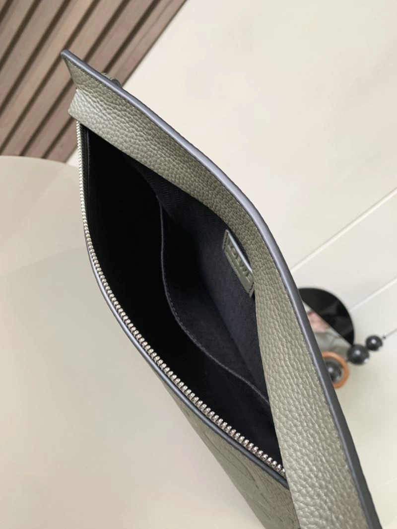 Low-cost Loewe Clutch Bags