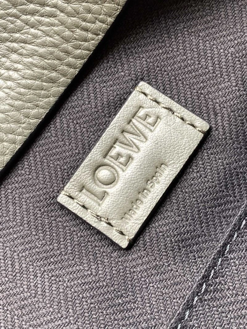 Low-cost Loewe Clutch Bags