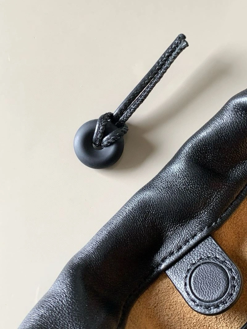 Low-cost Loewe Flamenco Bags
