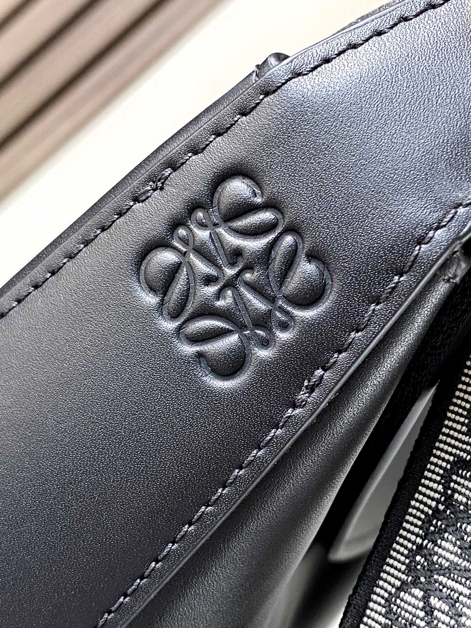 Discounted Loewe Hobo Bags