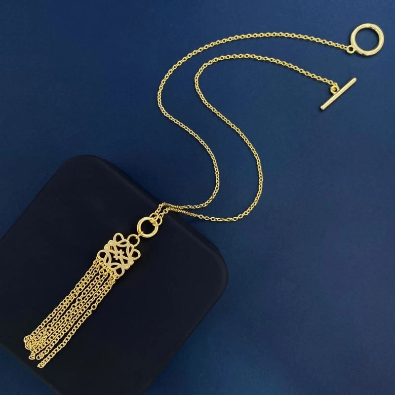 Indistinguishable Loewe Necklaces