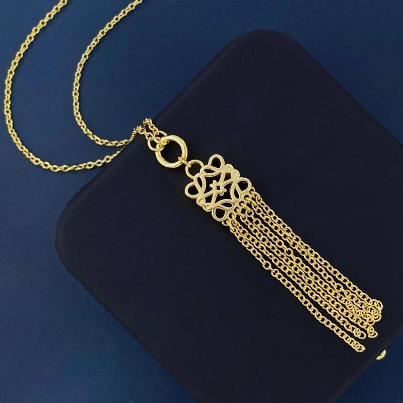 Indistinguishable Loewe Necklaces