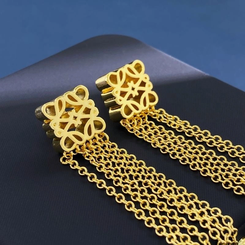 Indistinguishable Loewe Necklaces