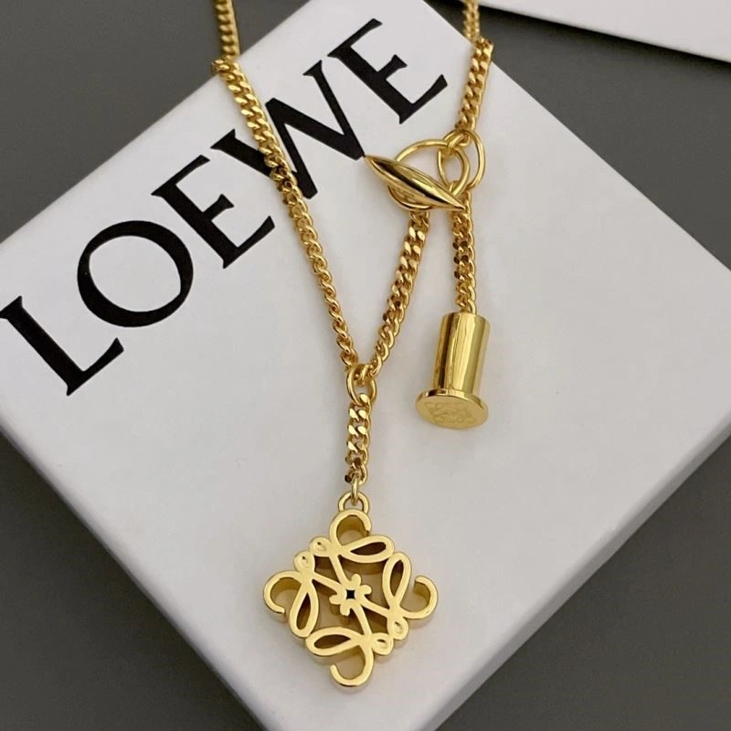 Indistinguishable Loewe Necklaces