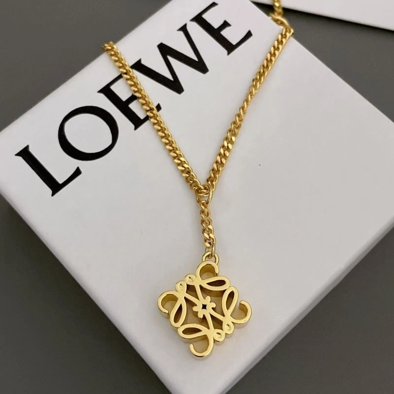Indistinguishable Loewe Necklaces