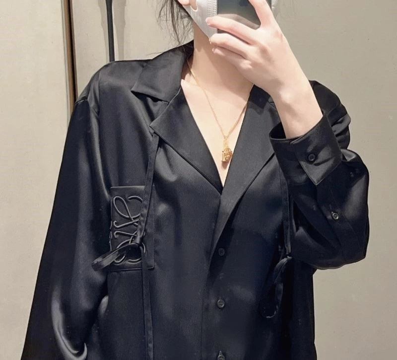 Indistinguishable Loewe Necklaces