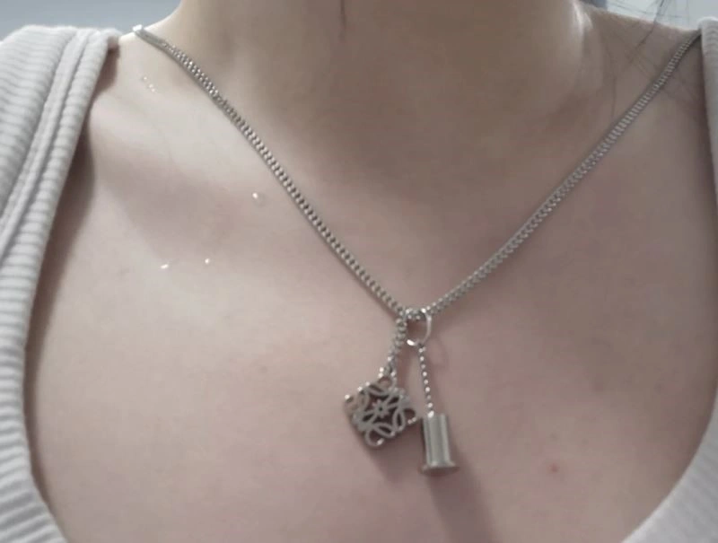 Indistinguishable Loewe Necklaces