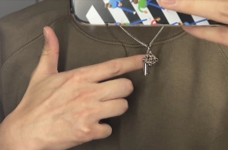 Indistinguishable Loewe Necklaces