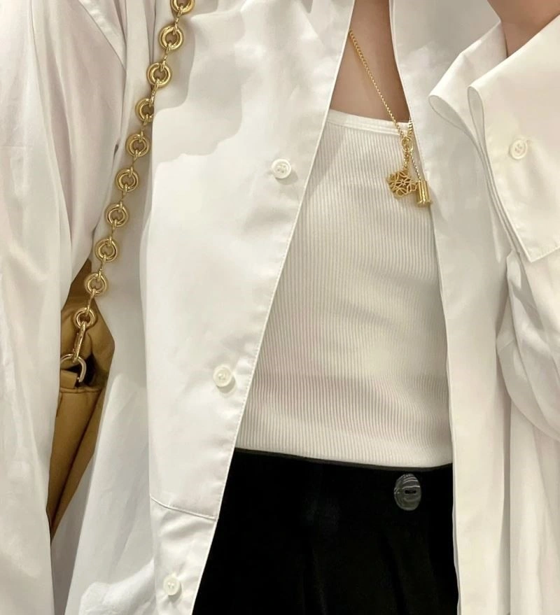 Indistinguishable Loewe Necklaces