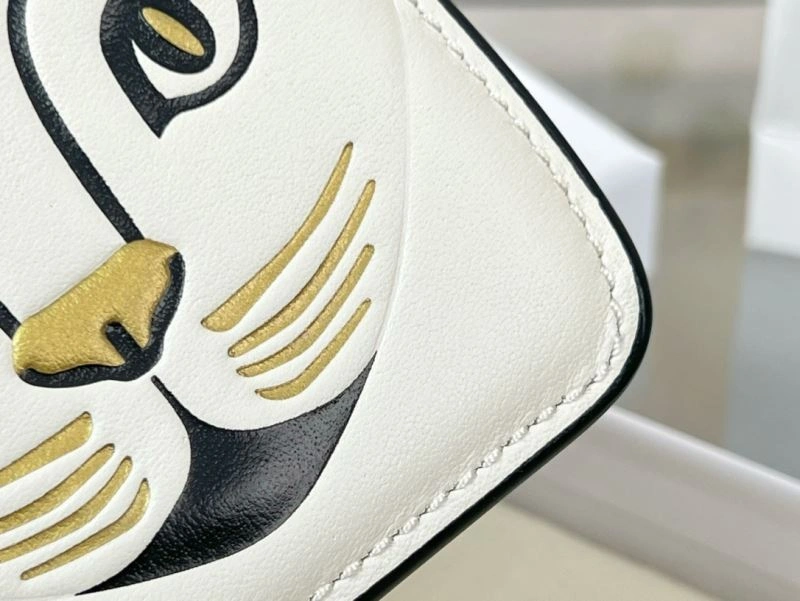 Low-cost Loewe Ornaments