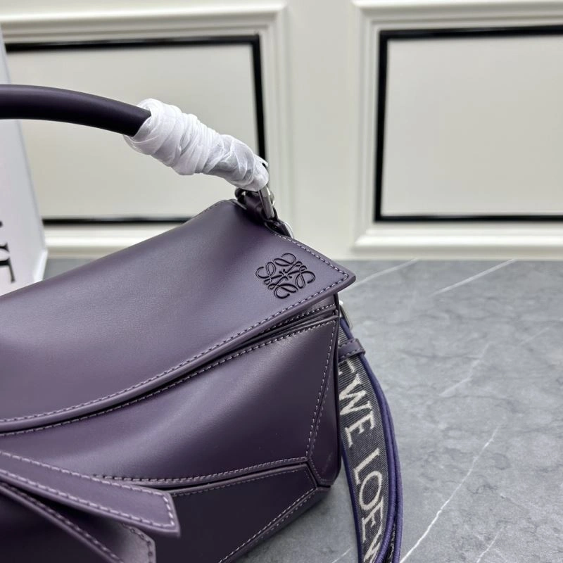 Indistinguishable Loewe Puzzle Bags